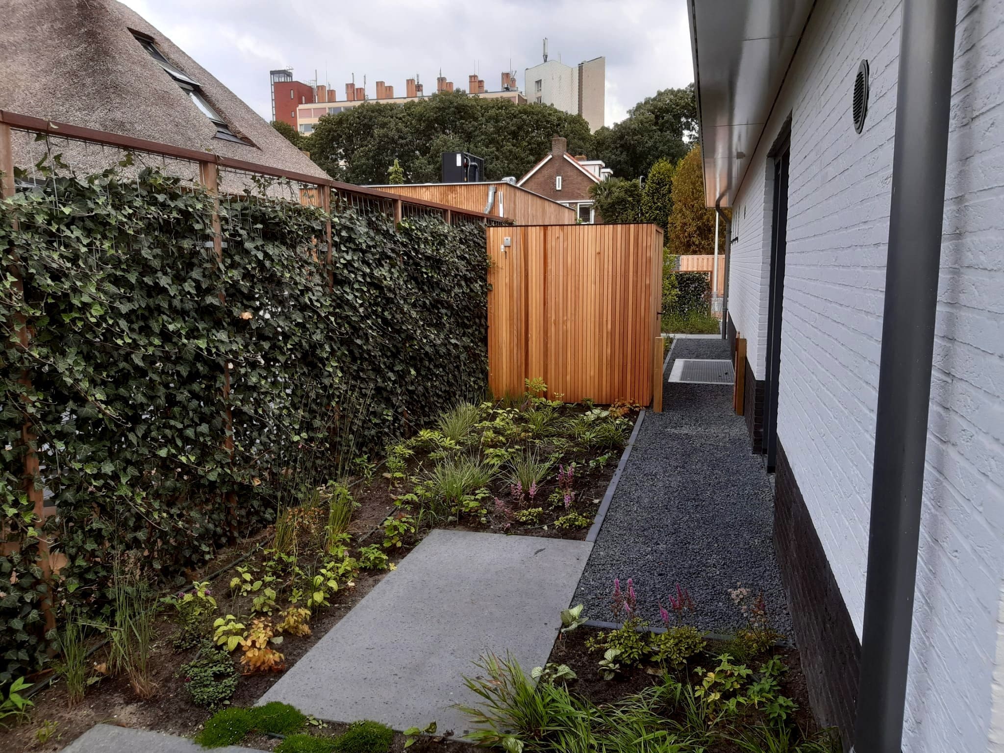 Wellness garden with high-end canopy and custom-made outdoor kitchen ...